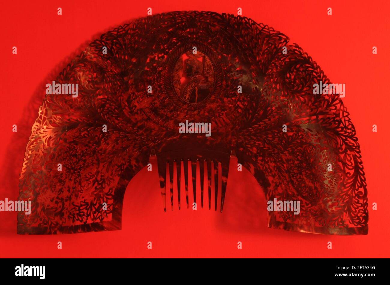 Peinetón de carey con la efigie de Juan Manuel de Rosas - Anónimo Stock ...