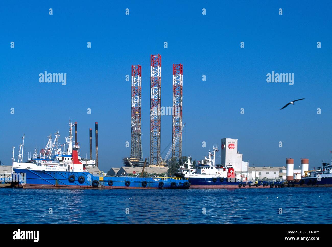 Sharjah UAE Creek Oil rig and Ships Stock Photo - Alamy