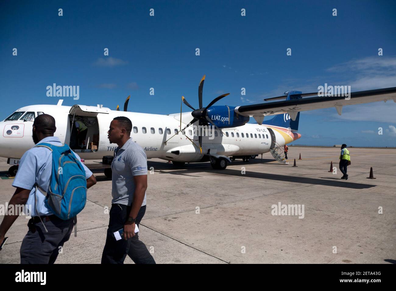 Passengers disembarking aeroplane hi-res stock photography and images ...