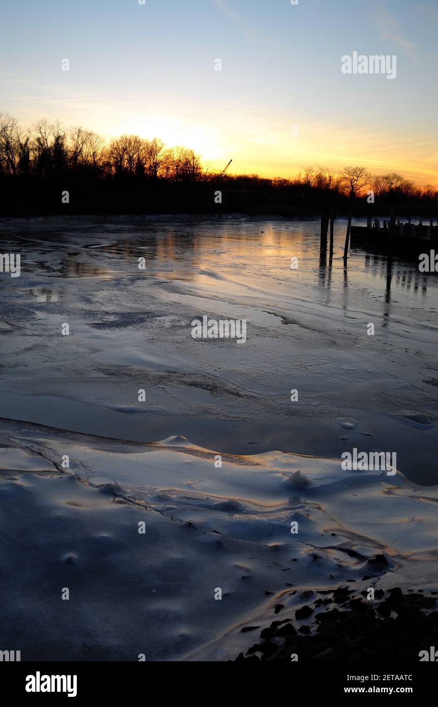 Water frozen mid air hi-res stock photography and images - Alamy