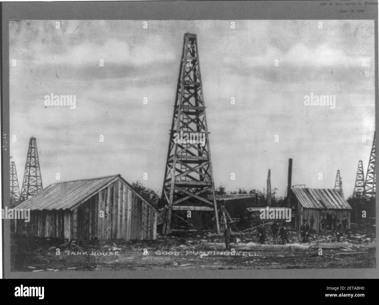 Pennsylvania. Tank house and good pumping oil well Stock Photo - Alamy