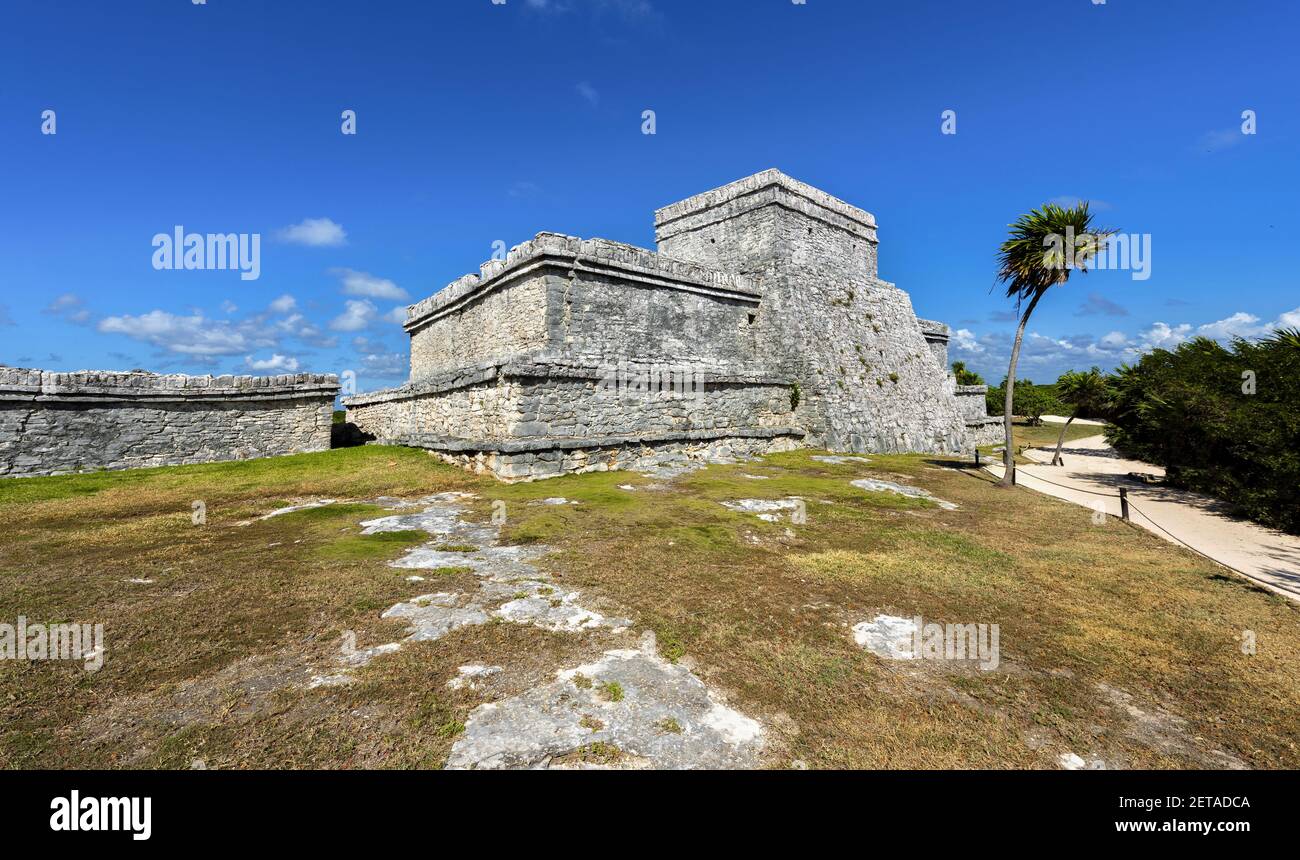 Pyramid El Castillo in Tulum, Mexico Stock Photo - Alamy