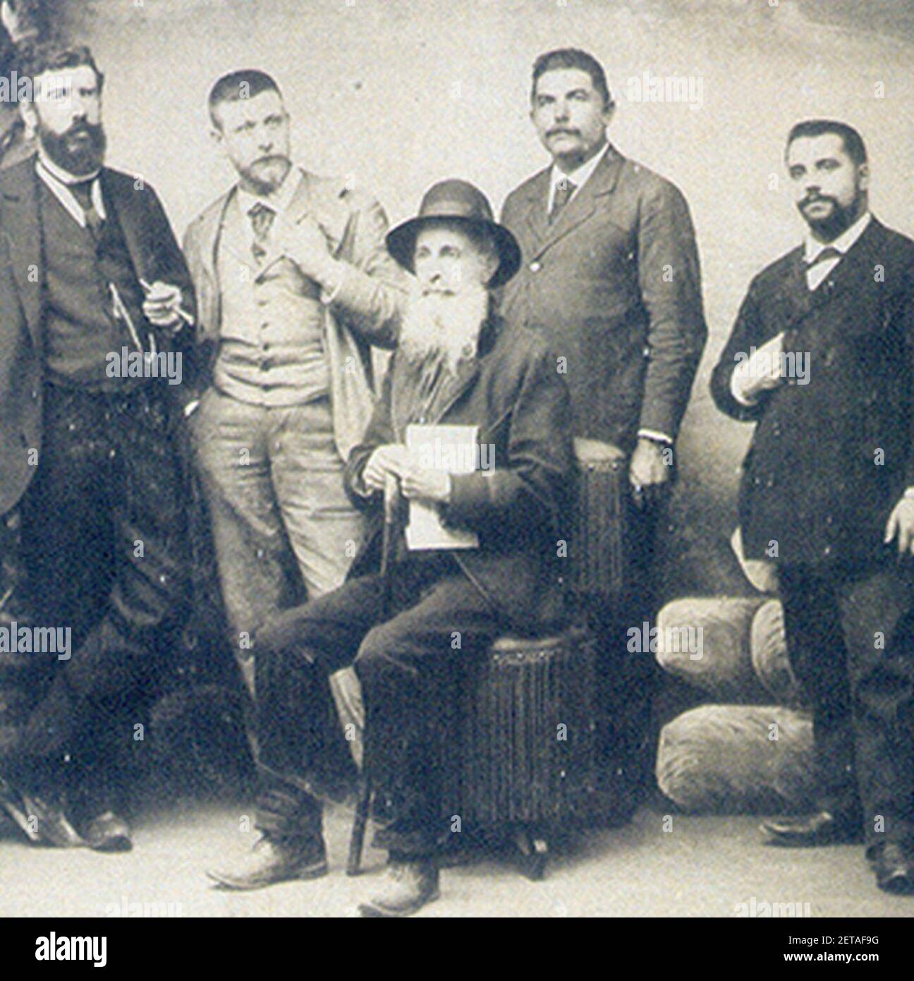 Pepito Hermida y Castro, sentado, do libro de José Luis Cabo Villaverde ...