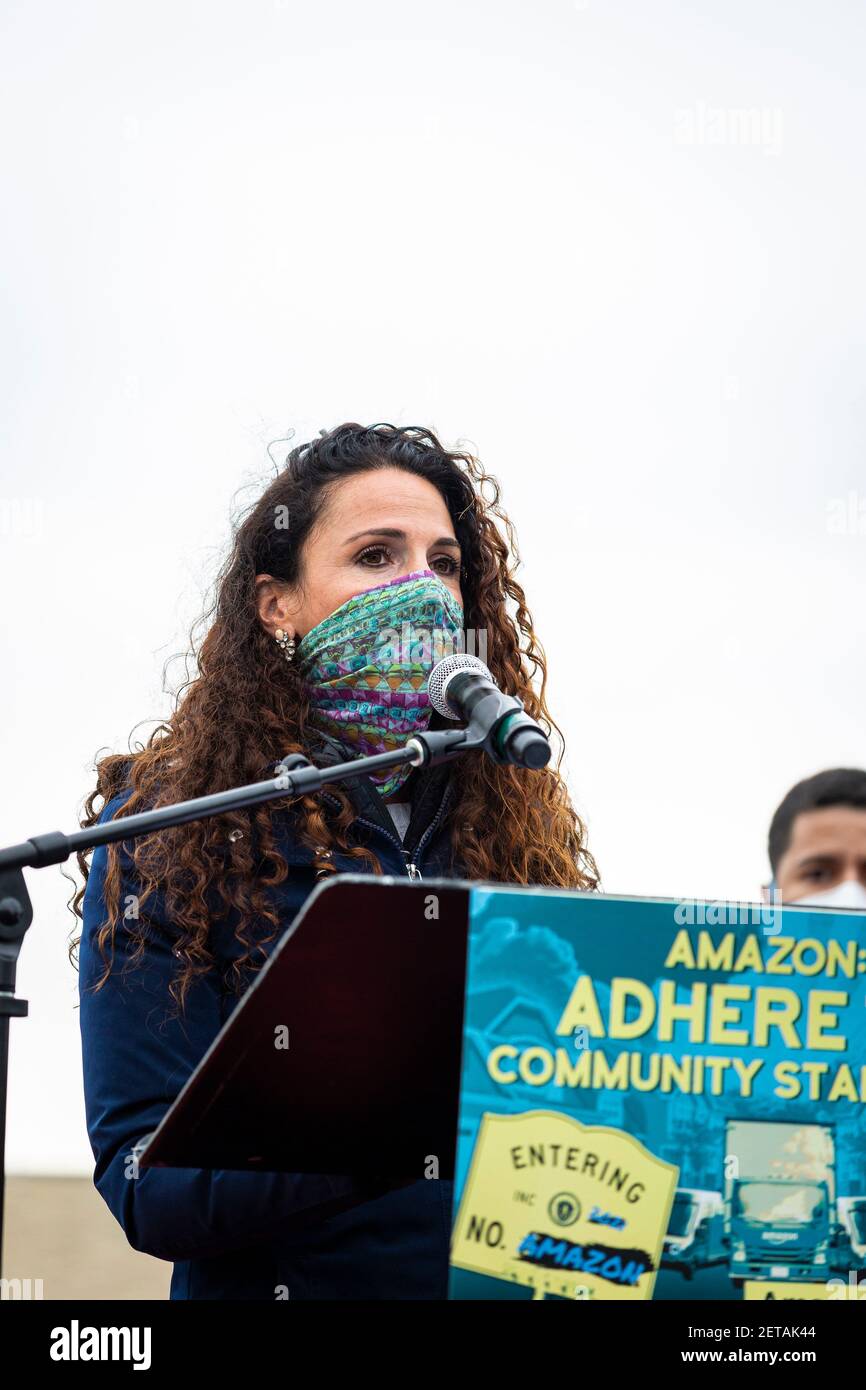 Amazon employee team hi-res stock photography and images - Alamy