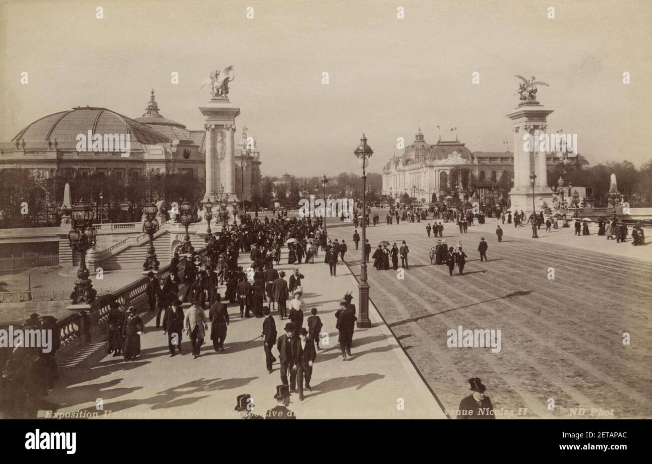 Perspective du Pont Alexandre III et de l'avenue Nicolas II Stock Photo ...