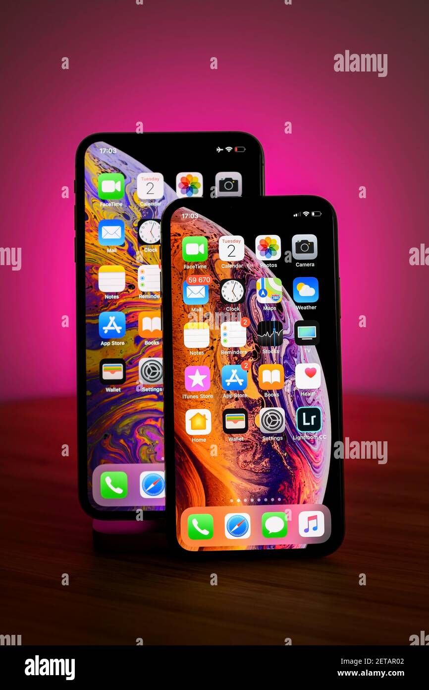 Iphone 13 apps hi-res stock photography and images - Alamy
