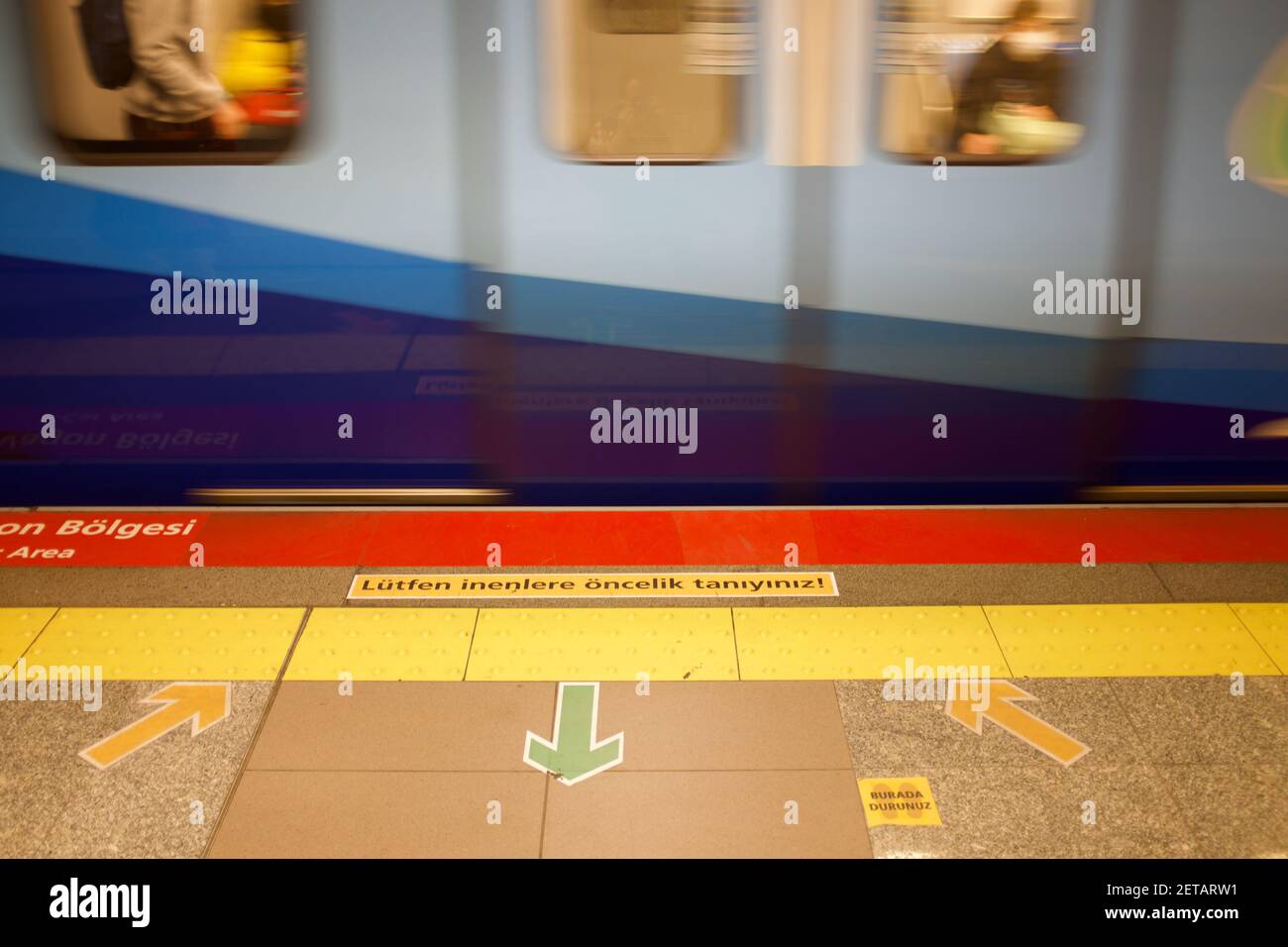Istanbul metro train passing platform Stock Photo - Alamy