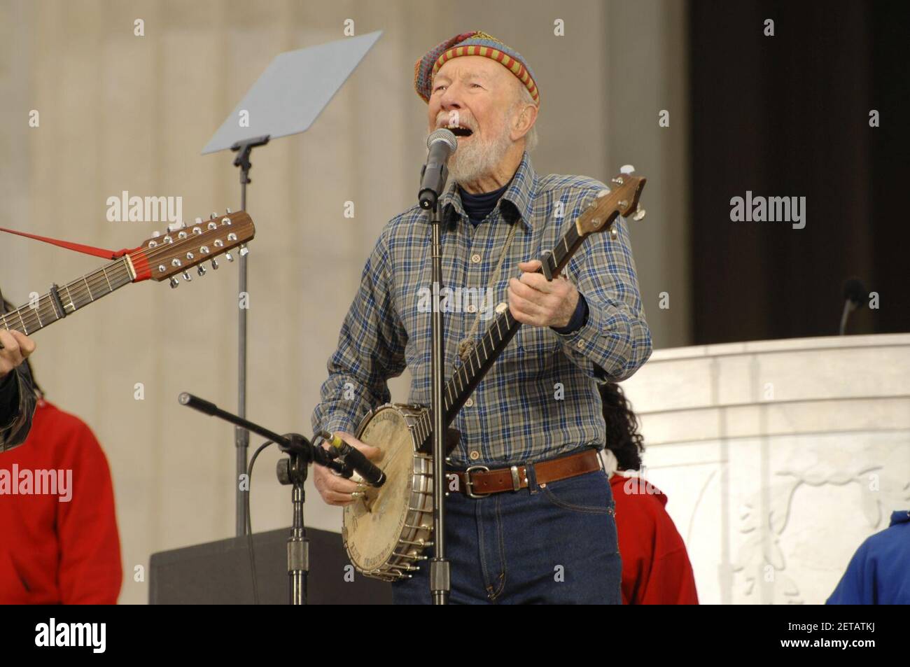 Pete Seeger sings Stock Photo - Alamy