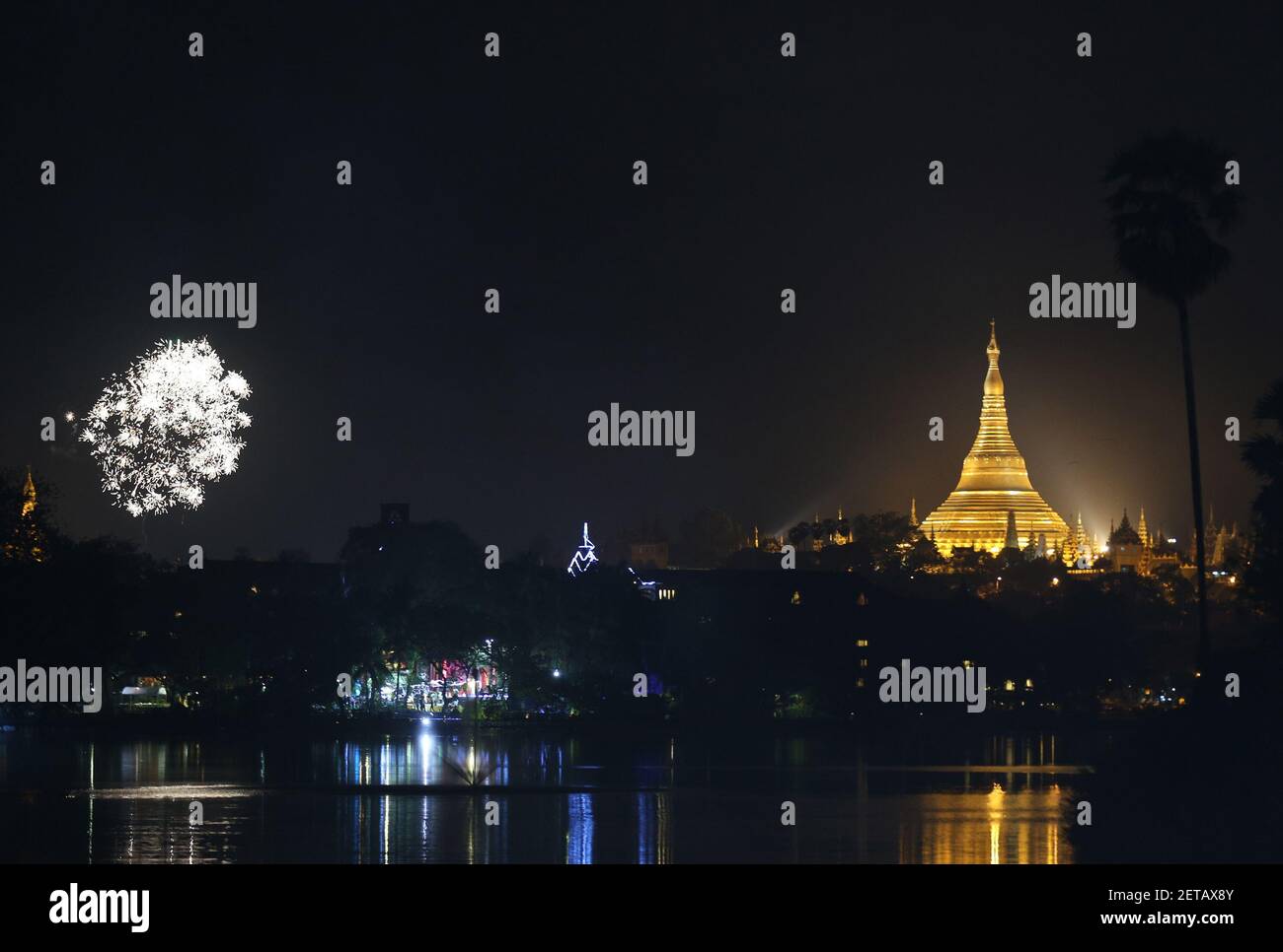 (170101) -- YANG0N, Jan. 1, 2017 (Xinhua) -- Fireworks light up the sky ...