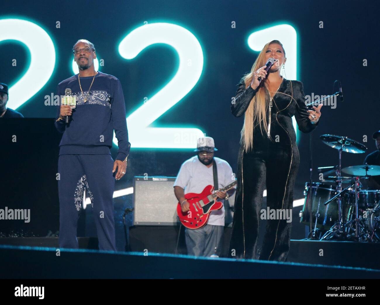 MIAMI, FLORIDA - DECEMBER 31: Snoop Dogg and Queen Latifa perform on ...