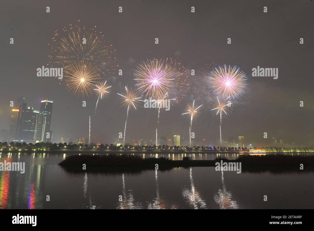(170102) -- CHANGSHA, Jan. 2, 2017 (Xinhua) -- Fireworks paint the sky ...