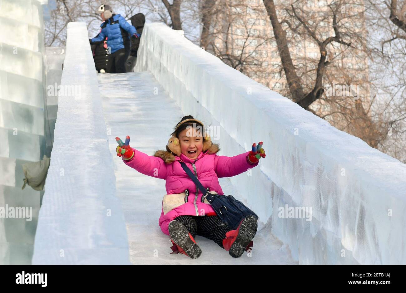 (170104) -- HARBIN, Jan. 4, 2017 (Xinhua) -- Children visit the Zhaolin ...