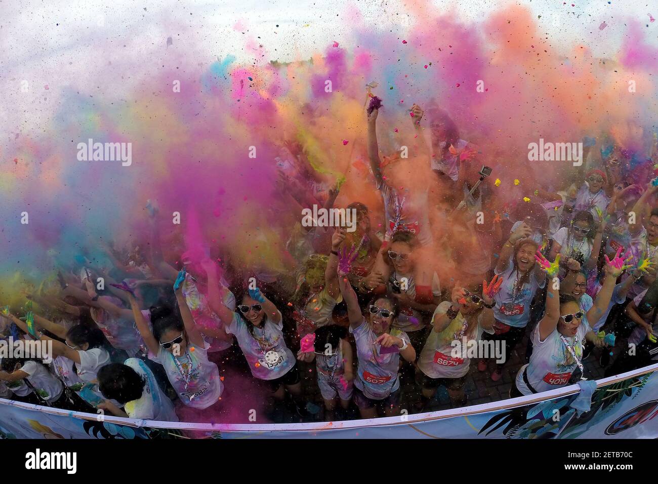 (170108) -- PASAY CITY, Jan. 8, 2017 (Xinhua) -- Runners throw various ...