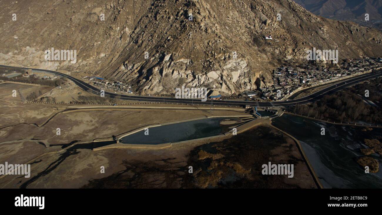 (170108) -- LHASA, Jan. 8, 2017 (Xinhua) -- Photo taken on Jan. 7, 2017 ...