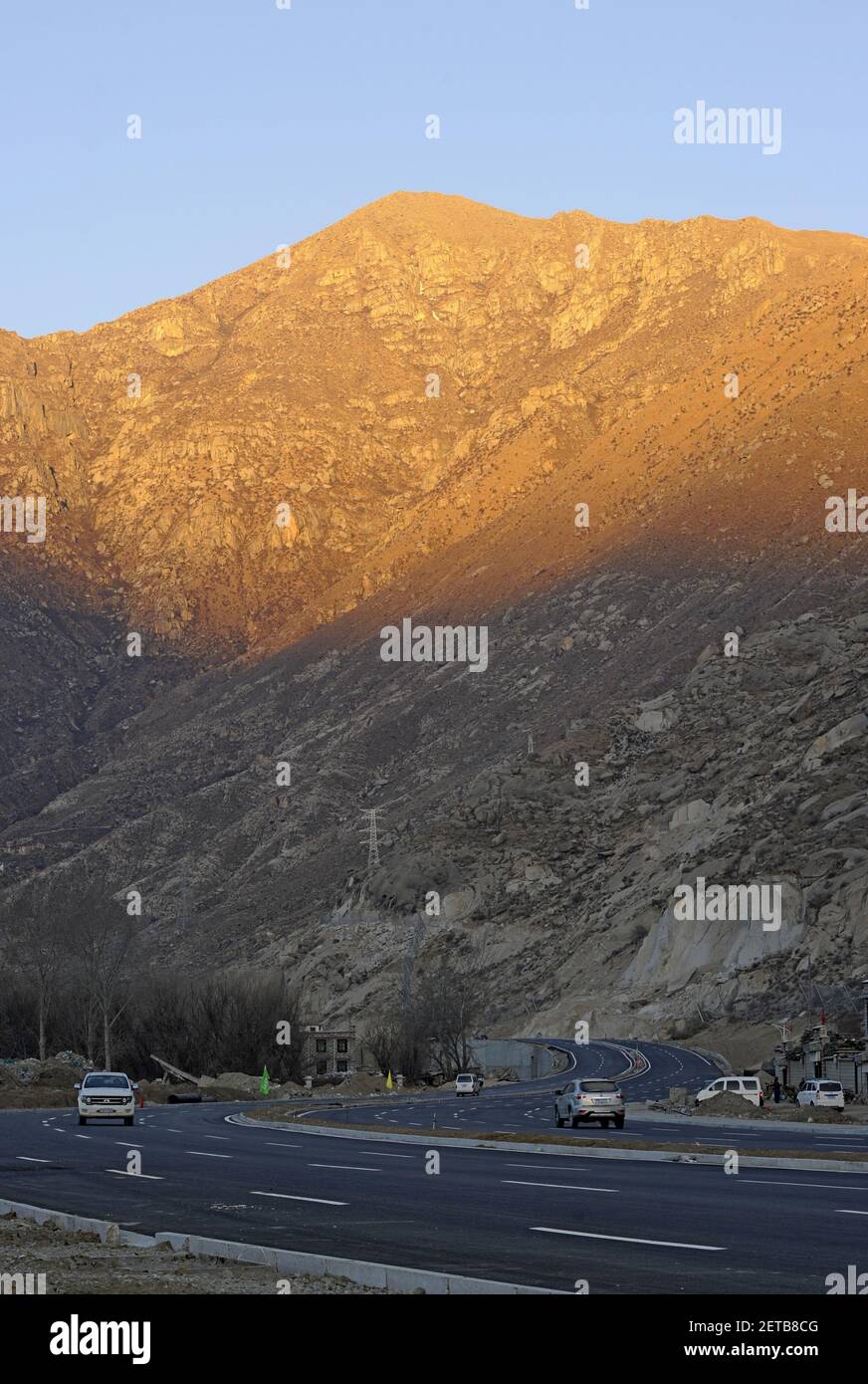 (170108) -- LHASA, Jan. 8, 2017 (Xinhua) -- Photo taken on Jan. 7, 2017 ...