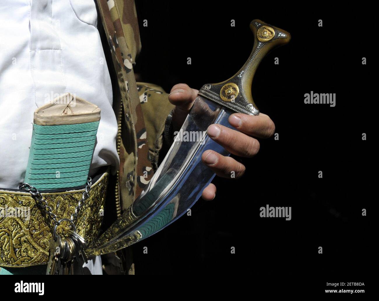 (170108) -- SANAA, Jan. 8, 2017 (Xinhua) -- A Yemeni craftsman displays ...