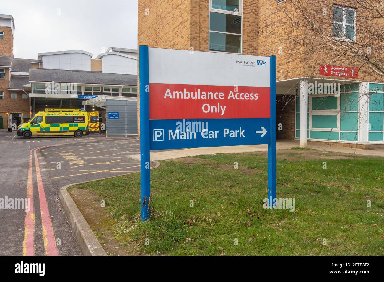 Emergency ambulances hi-res stock photography and images - Alamy