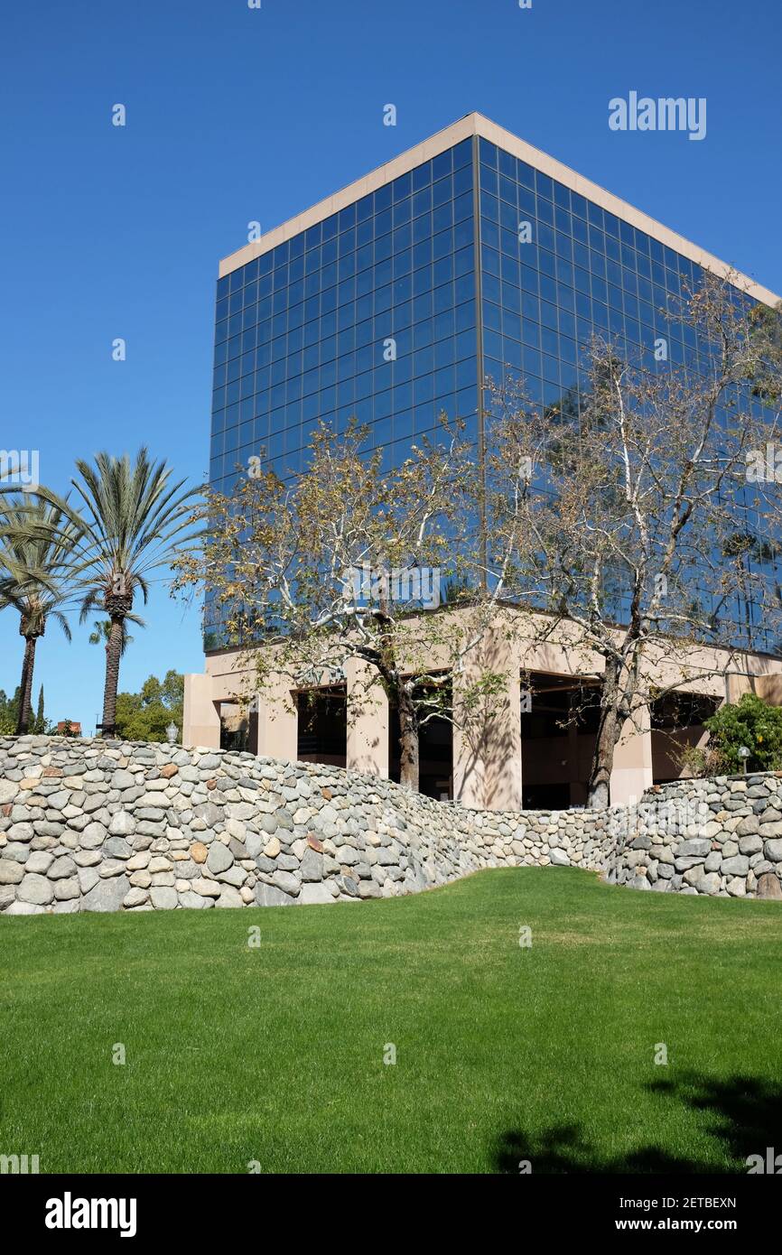 Modern building exterior grass hi-res stock photography and images - Alamy