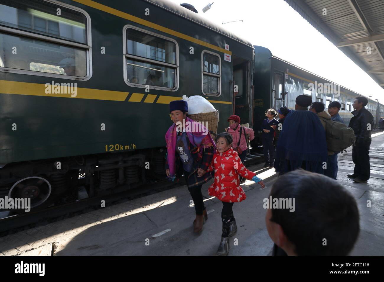 (170117) -- CHENGDU, Jan. 17, 2017 (Xinhua) -- Passengers get off the ...