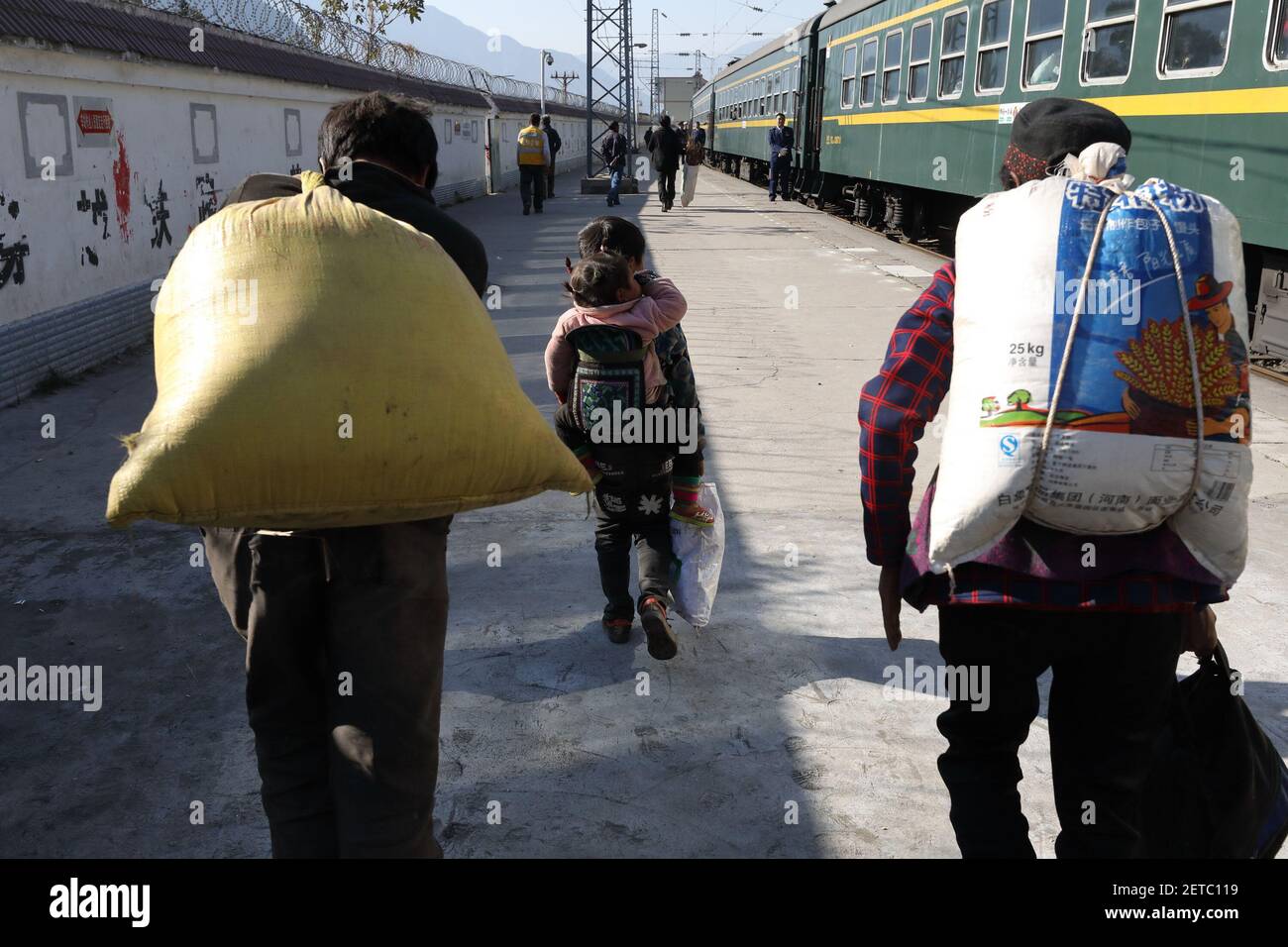 (170117) -- CHENGDU, Jan. 17, 2017 (Xinhua) -- Passengers carrying ...