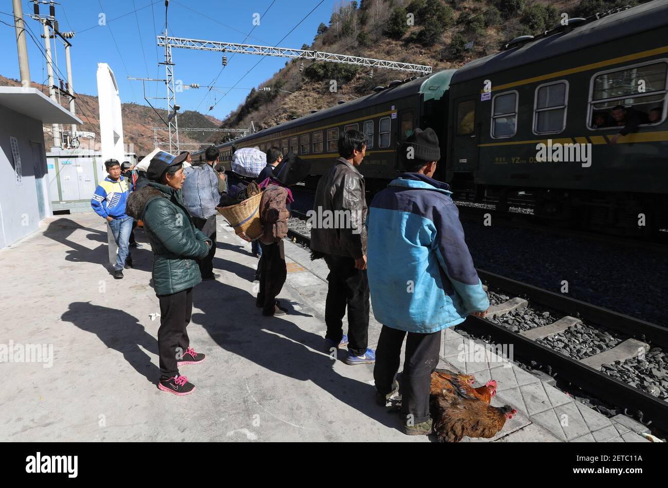 (170117) -- CHENGDU, Jan. 17, 2017 (Xinhua) -- Passengers wait for ...
