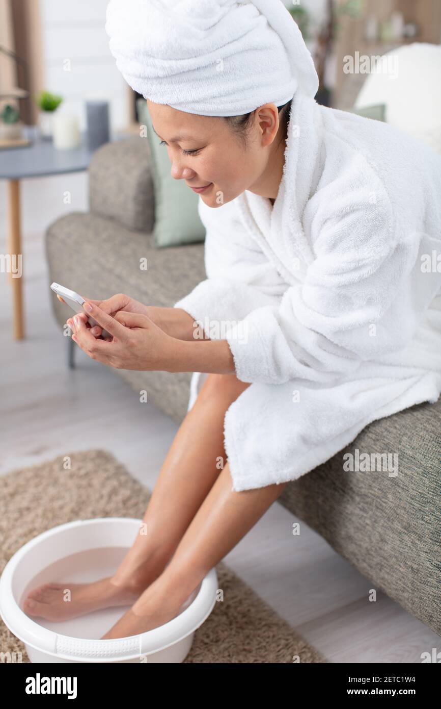 Hands mobile phone feet hi-res stock photography and images - Alamy