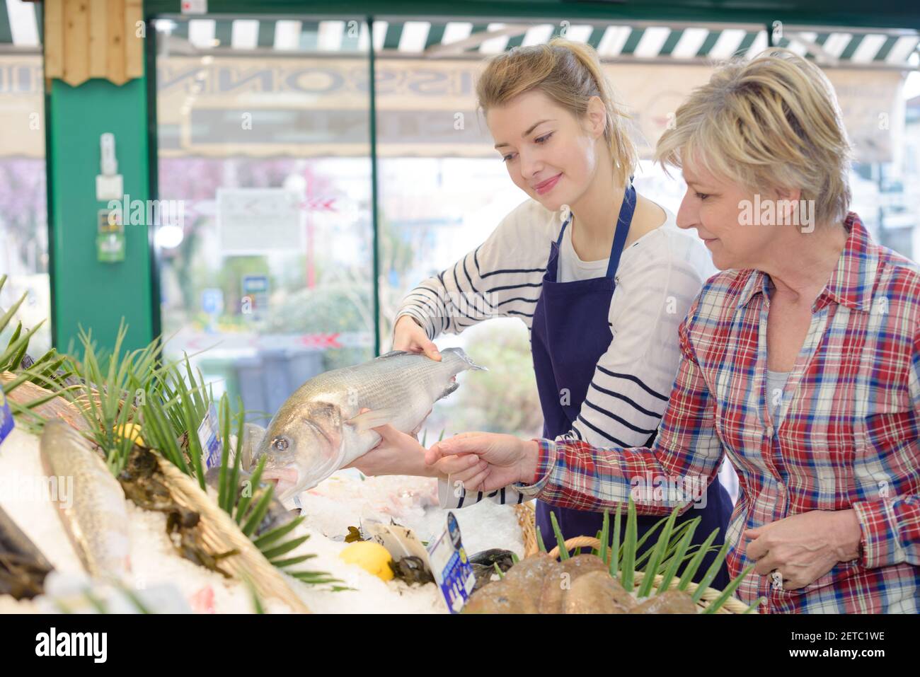 Fishmonger client hi-res stock photography and images - Alamy