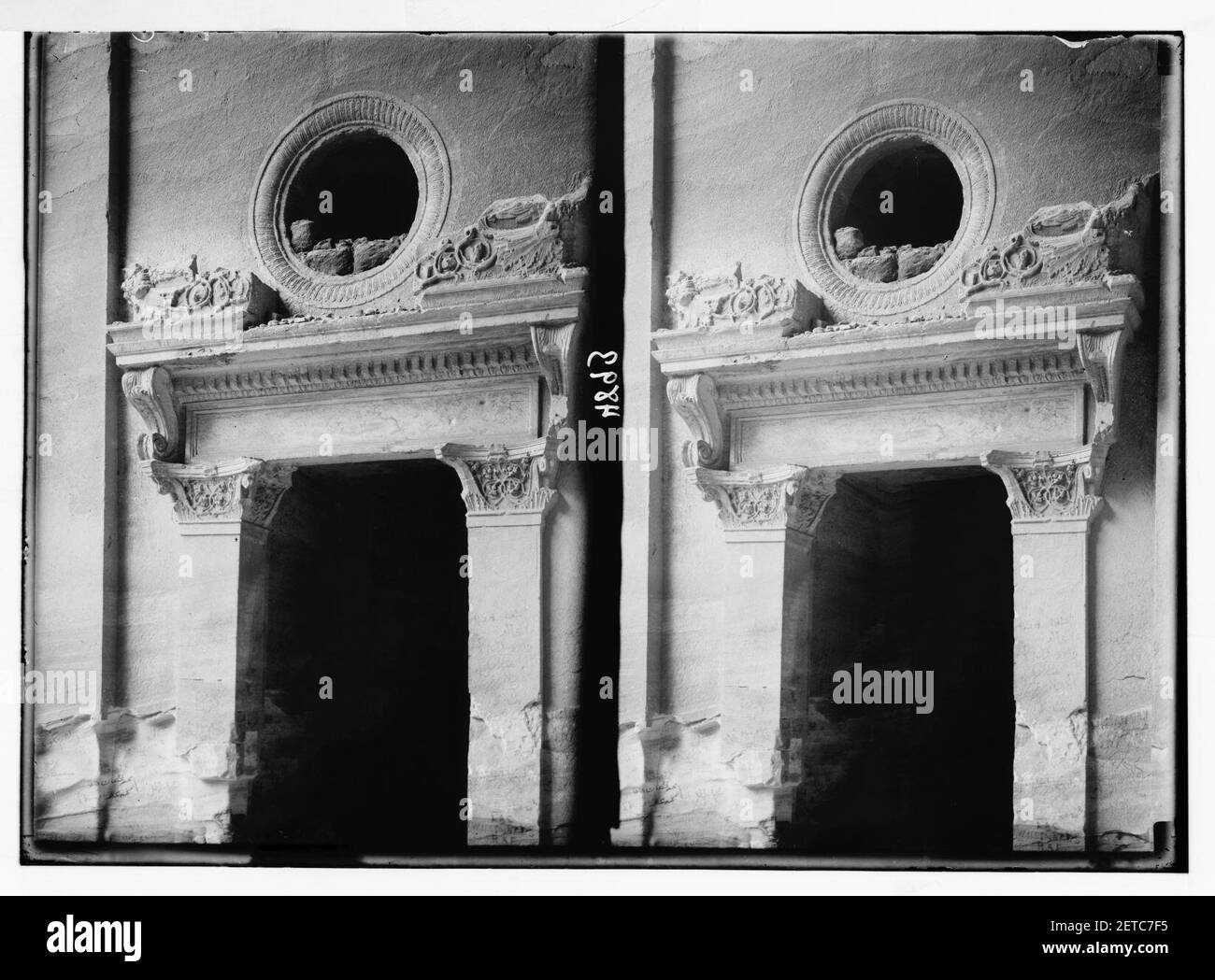 Consoled cornice hi-res stock photography and images - Alamy