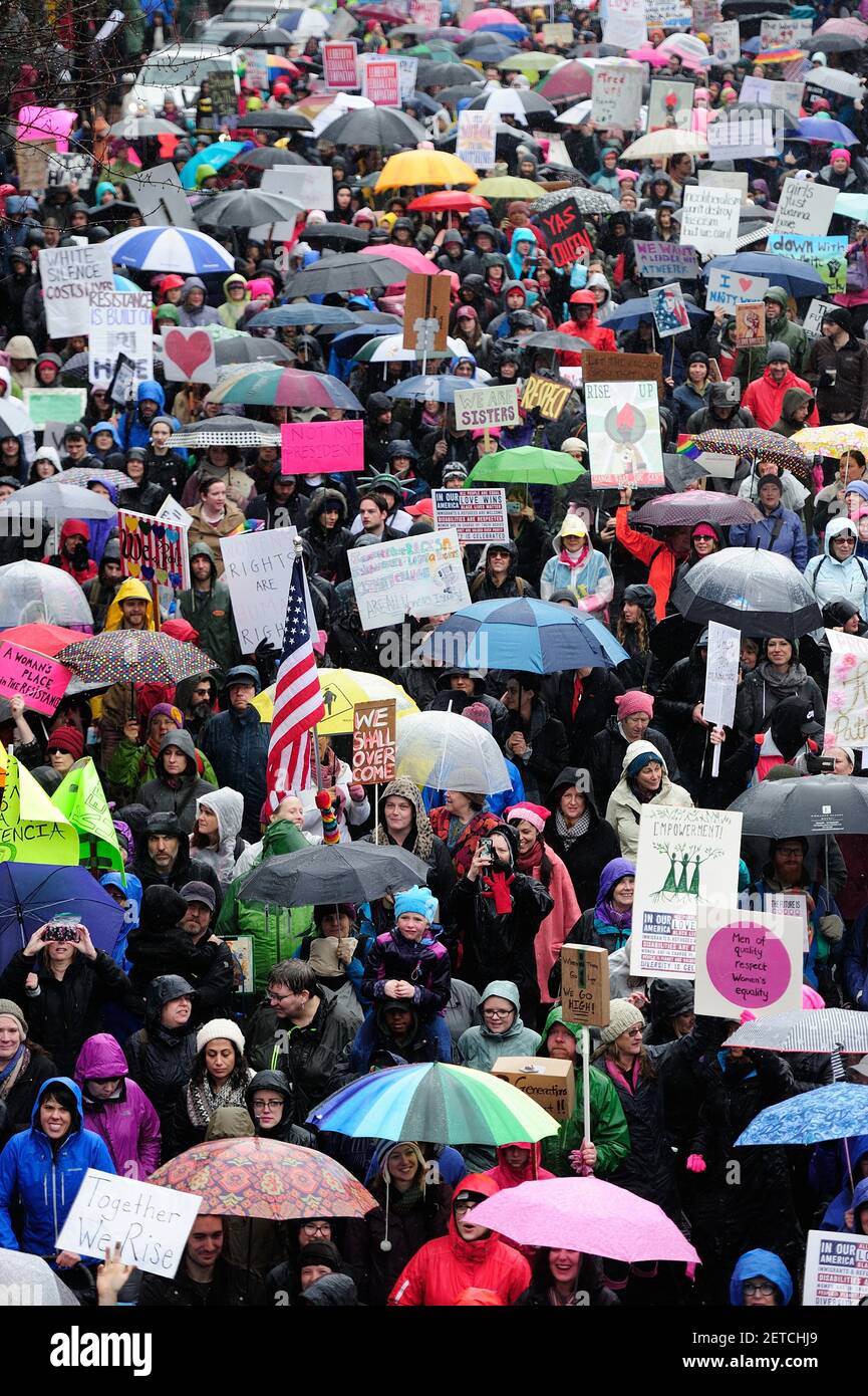 Protesters march down Naito Parkway during the Women's March On ...