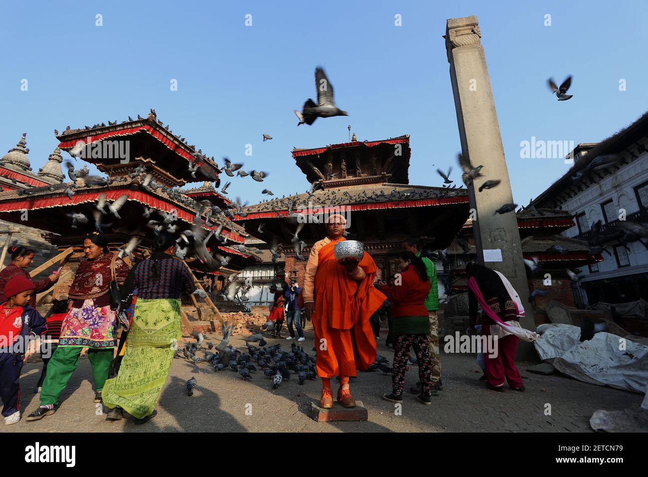 (170124) -- KATHMANDU, Jan. 24, 2017 (Xinhua) -- A Buddhist monk begs ...