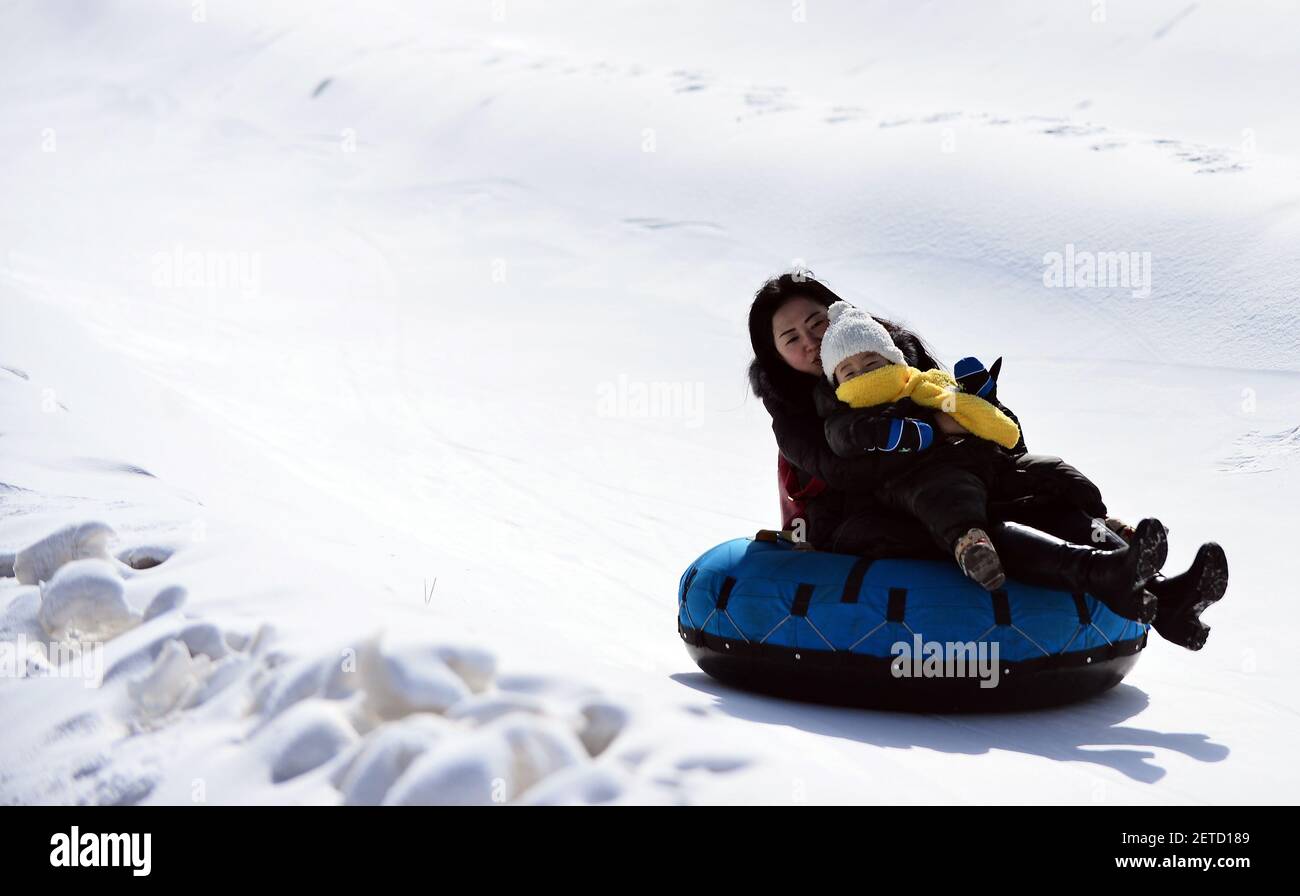 (170129) -- XINING, Jan. 29, 2017 (Xinhua) -- A woman and a child play ...