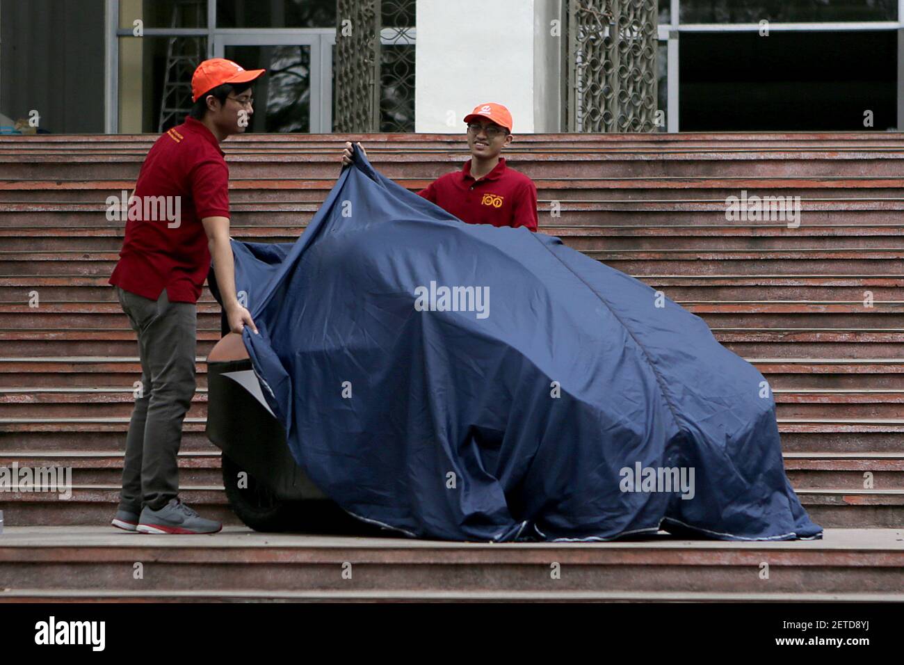 (170201) -- QUEZON CITY, Feb. 1, 2017 (Xinhua) -- Engineering majored ...