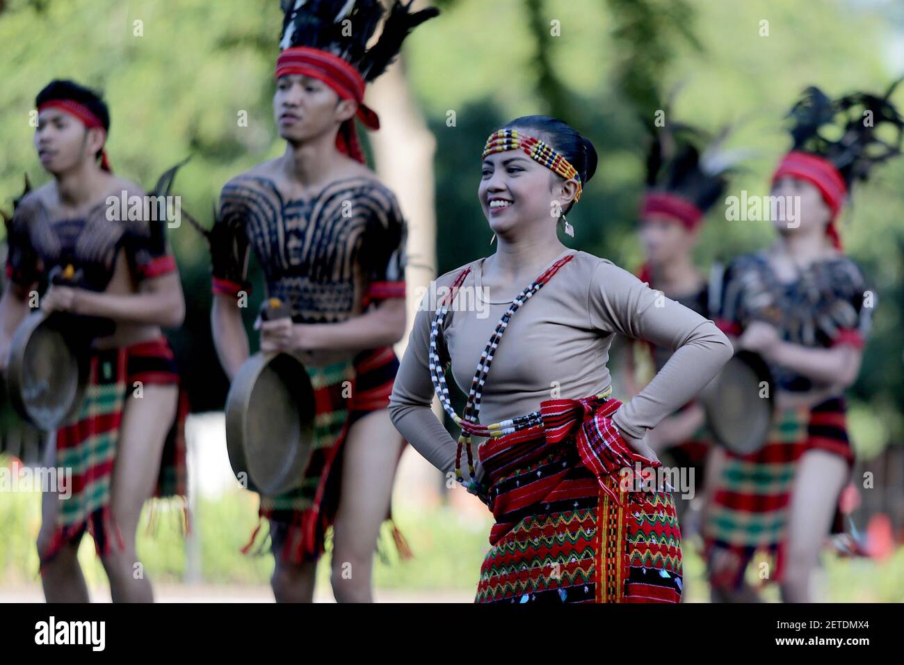 (170205) -- PASAY CITY, Feb. 5, 2017 (Xinhua) -- Dancers perform folk ...