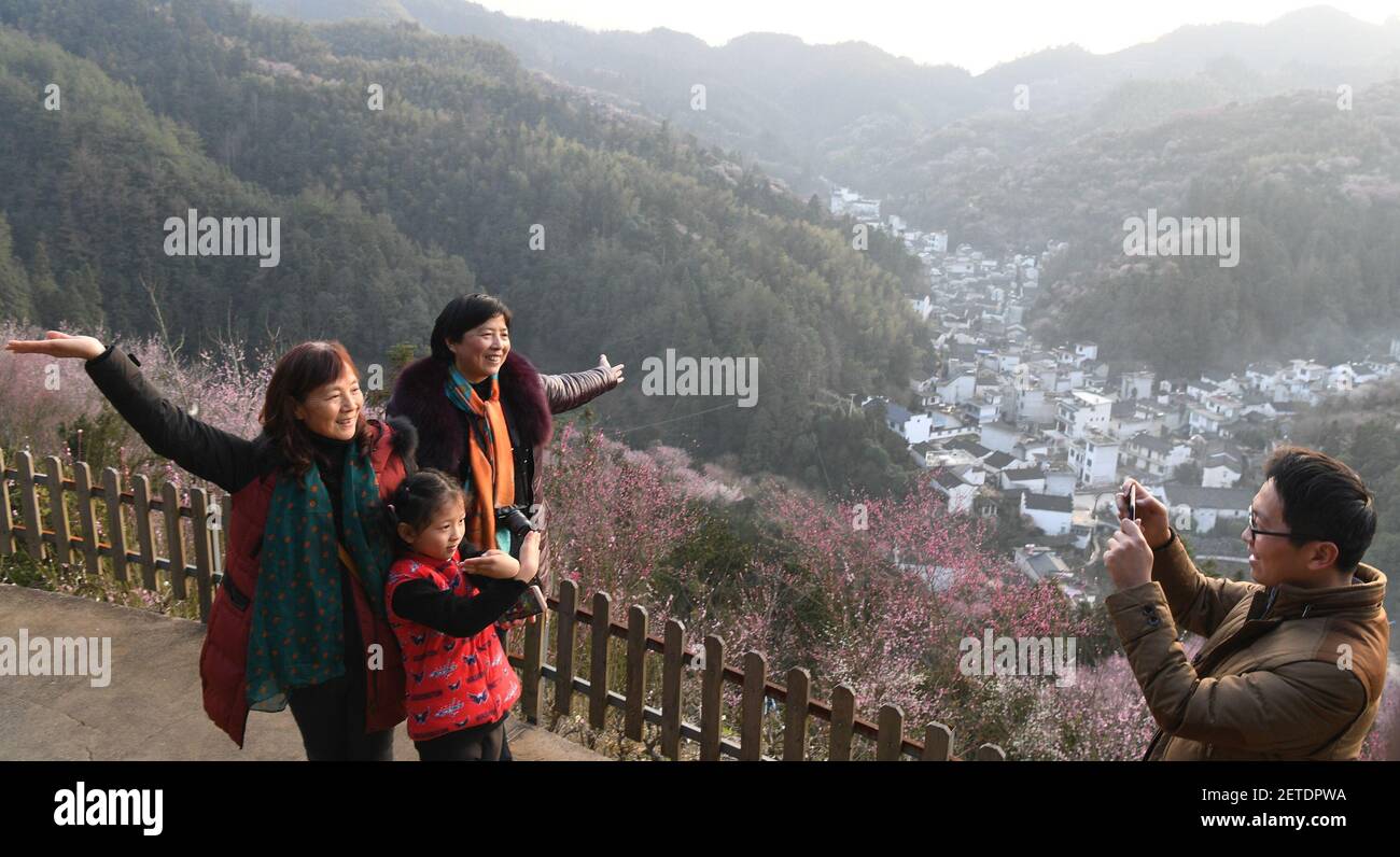 (170205) -- HUANGSHAN, Feb. 5, 2017 (Xinhua) -- Tourists pose for ...