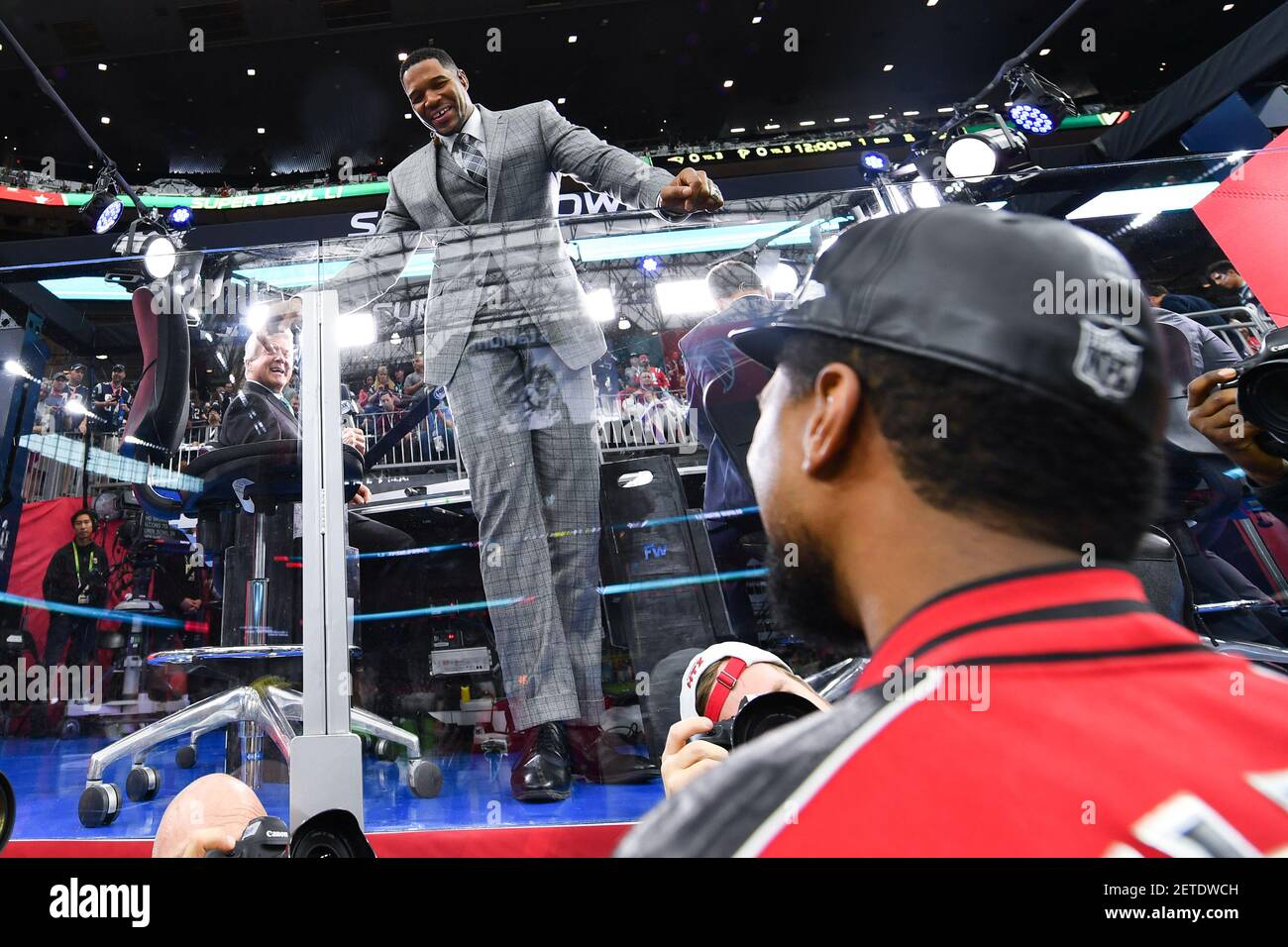 Michael Strahan and Usher on the field ahead of Super Bowl LI between ...