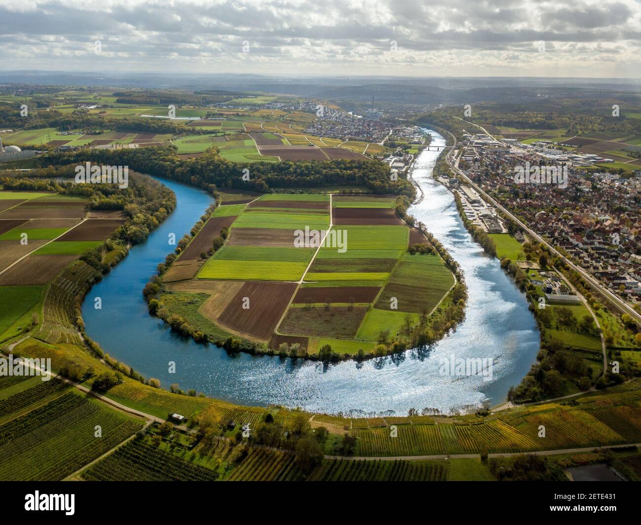 HESSIGHEIM, GERMANY - Nov 04, 2020: Drohnenaufnahme der Neckarschleife ...