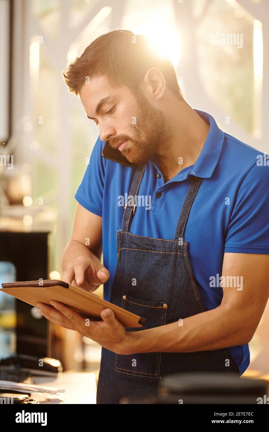 Young barista coffeeshop customer hi-res stock photography and images ...