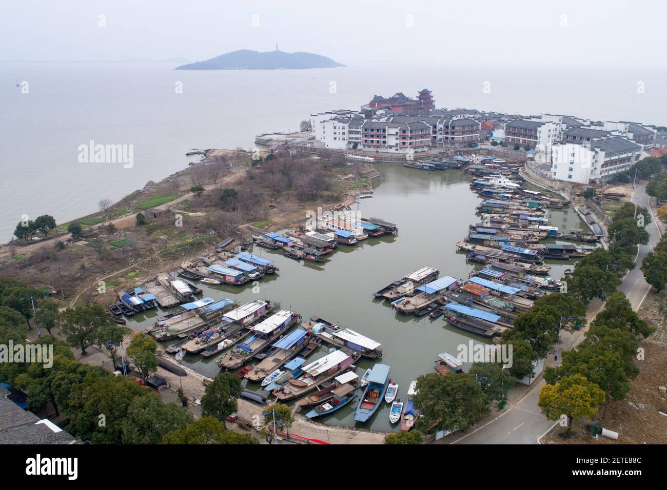 (170208) -- HEFEI, Feb. 8, 2017 (Xinhua) -- Fishing boats anchor at a ...