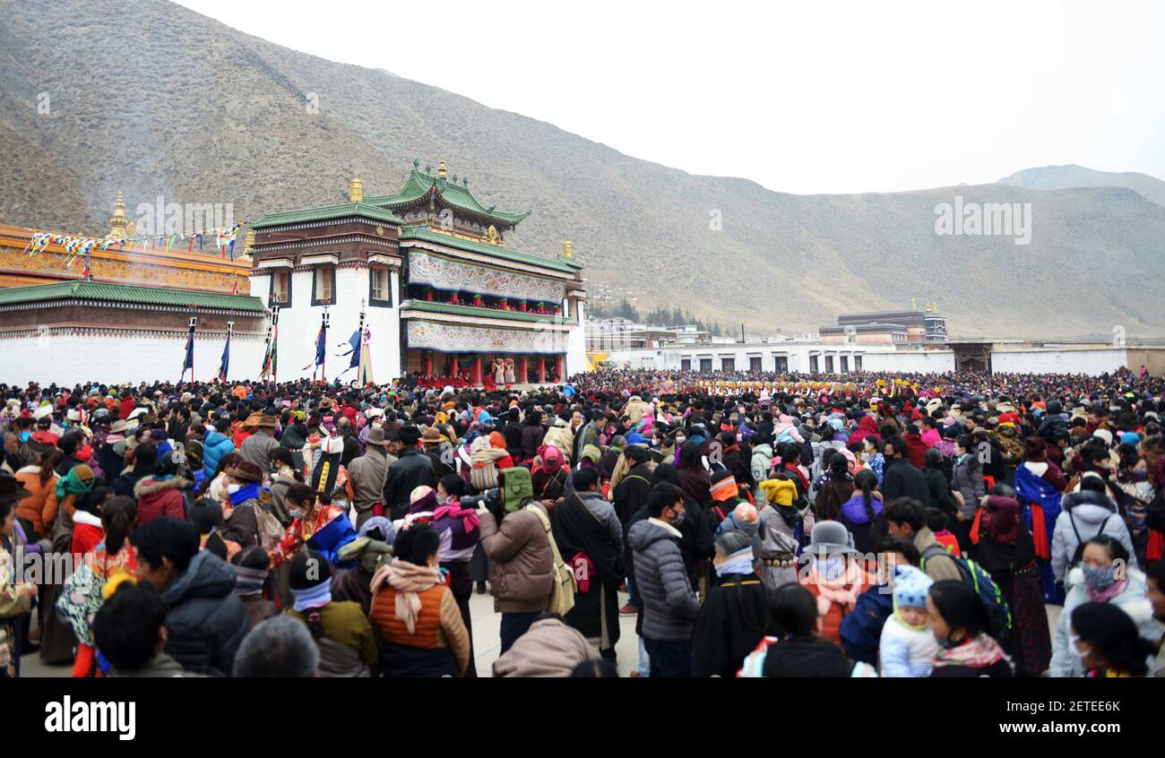 (170210) -- XIAHE, Feb. 10, 2017 (Xinhua) -- People gather to watch the ...