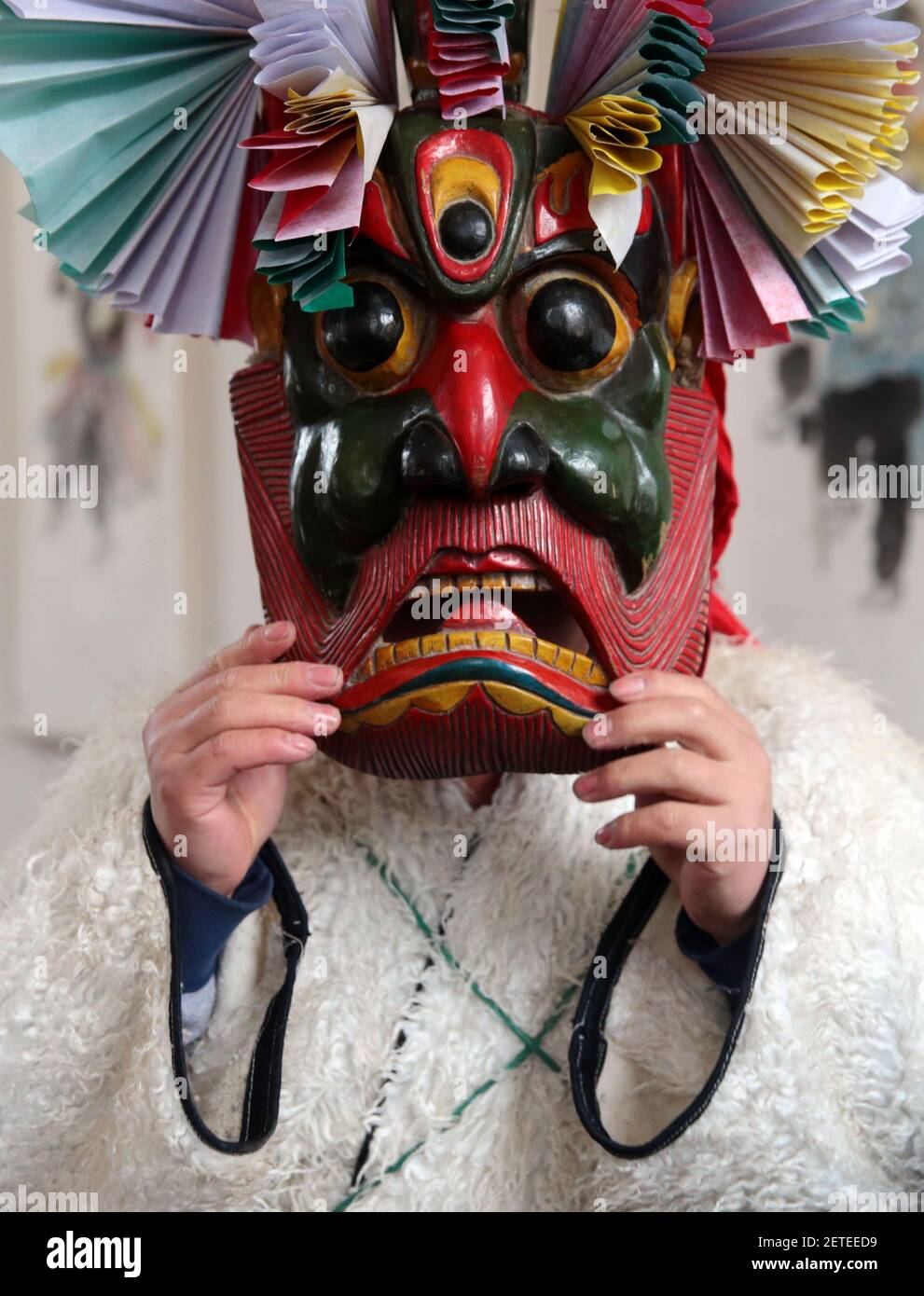 (170210) -- LONGNAN, Feb. 10, 2017 (Xinhua) -- A villager wears a mask ...