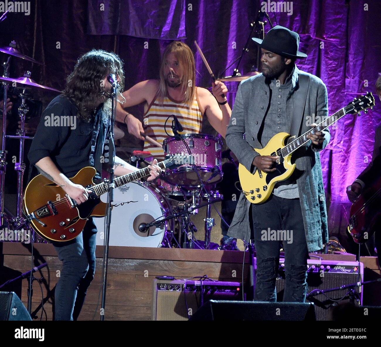 LOS ANGELES, CA - FEBRUARY 10: Dave Growl of the Foo Fights and Gary ...