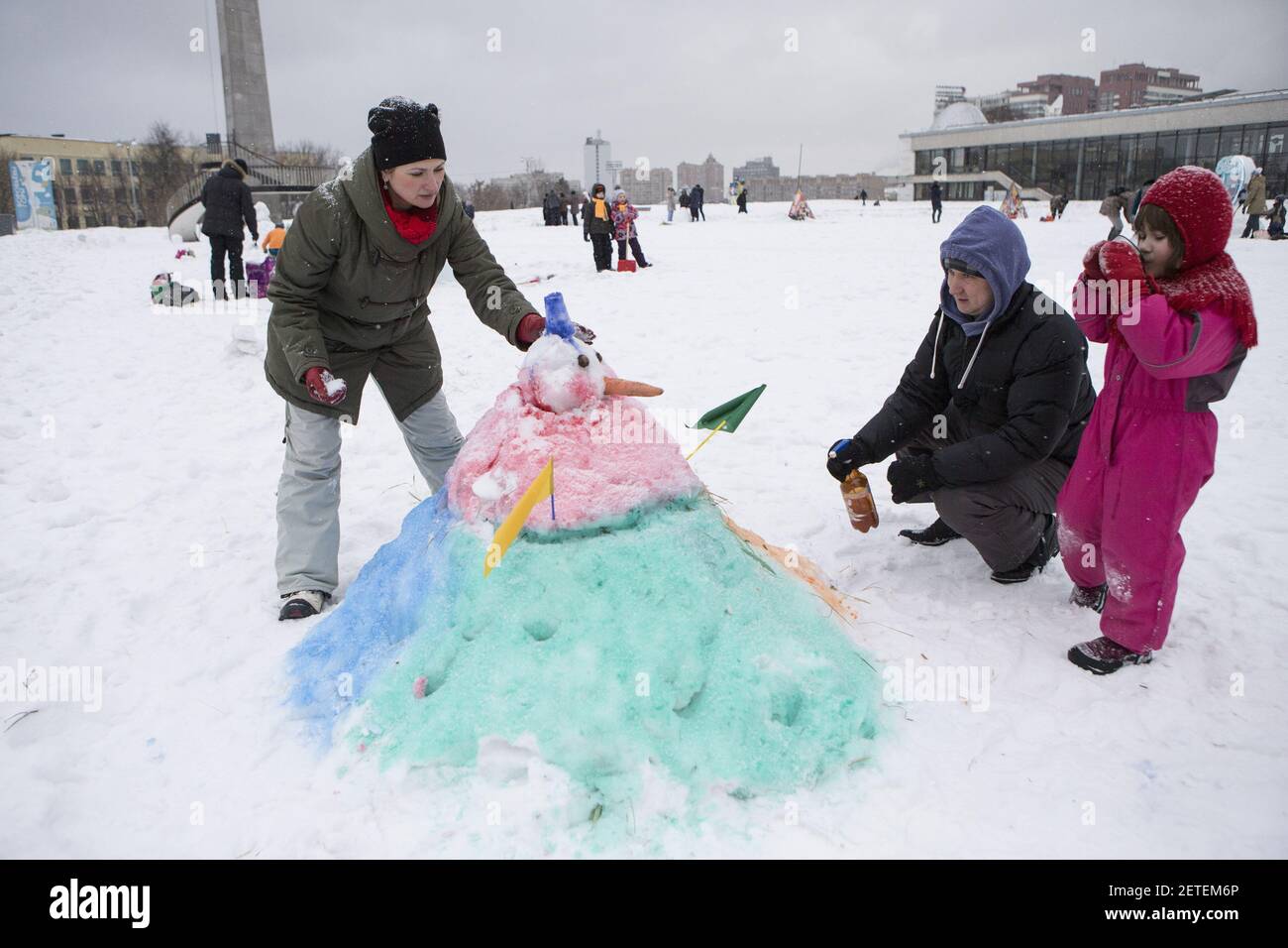 (170212) -- MOSCOW, Feb. 12, 2017 (Xinhua) -- People participate in ...