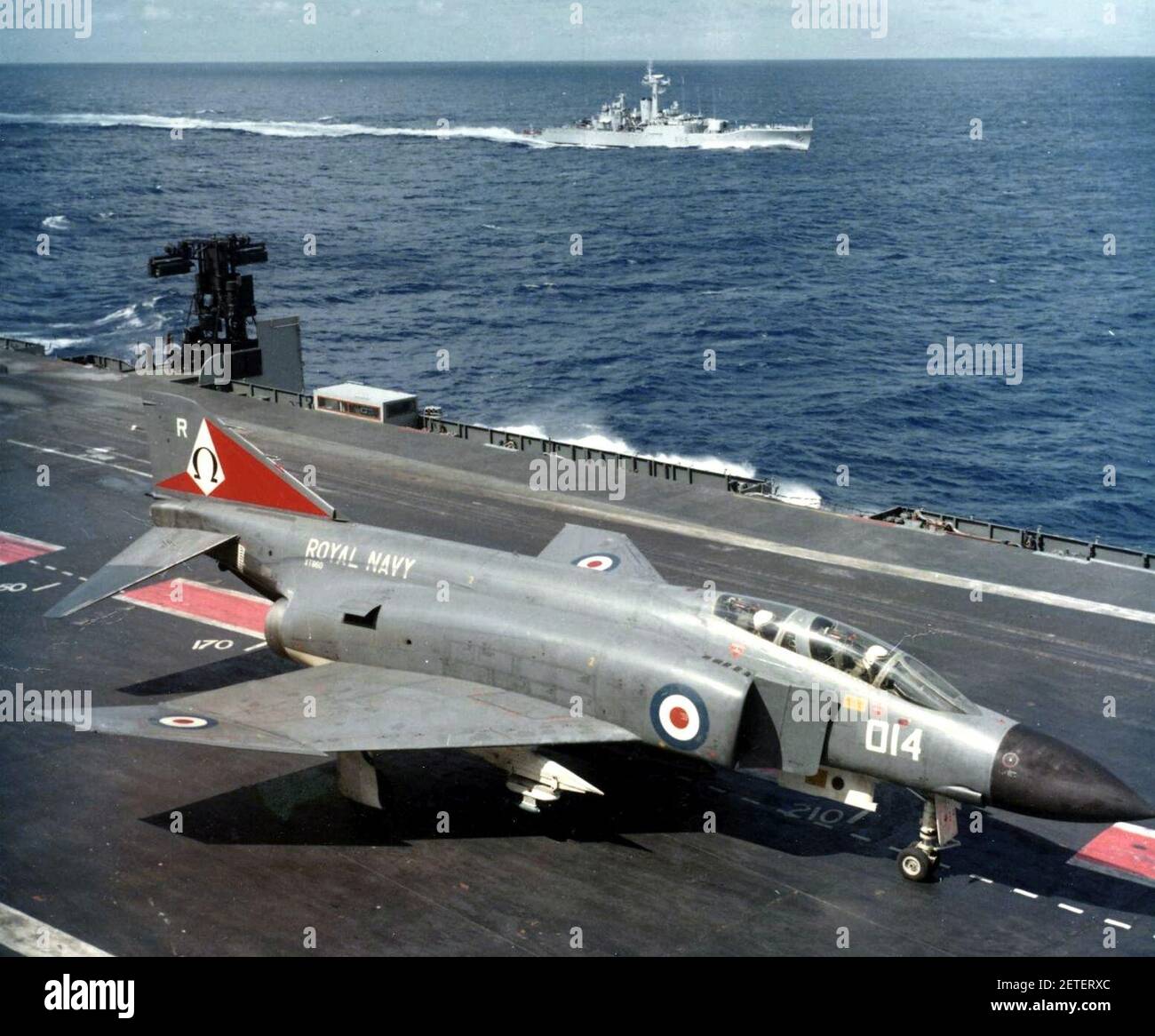 Hms ark royal r09 hi-res stock photography and images - Alamy