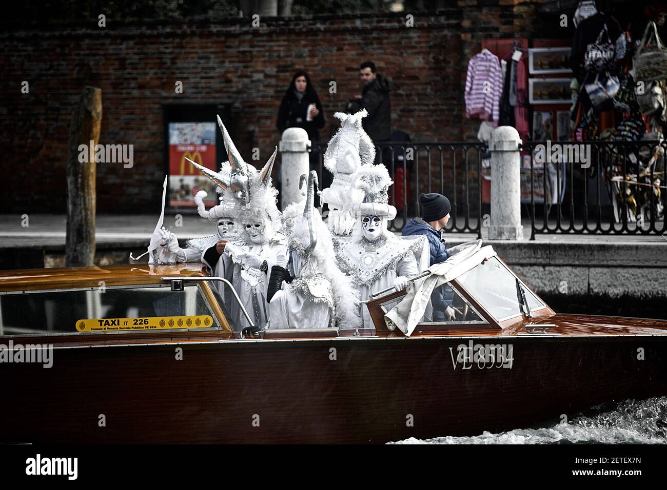 (170213) -- VENICE, Feb. 13, 2017 (Xinhua) -- Revelers take a taxi boat ...