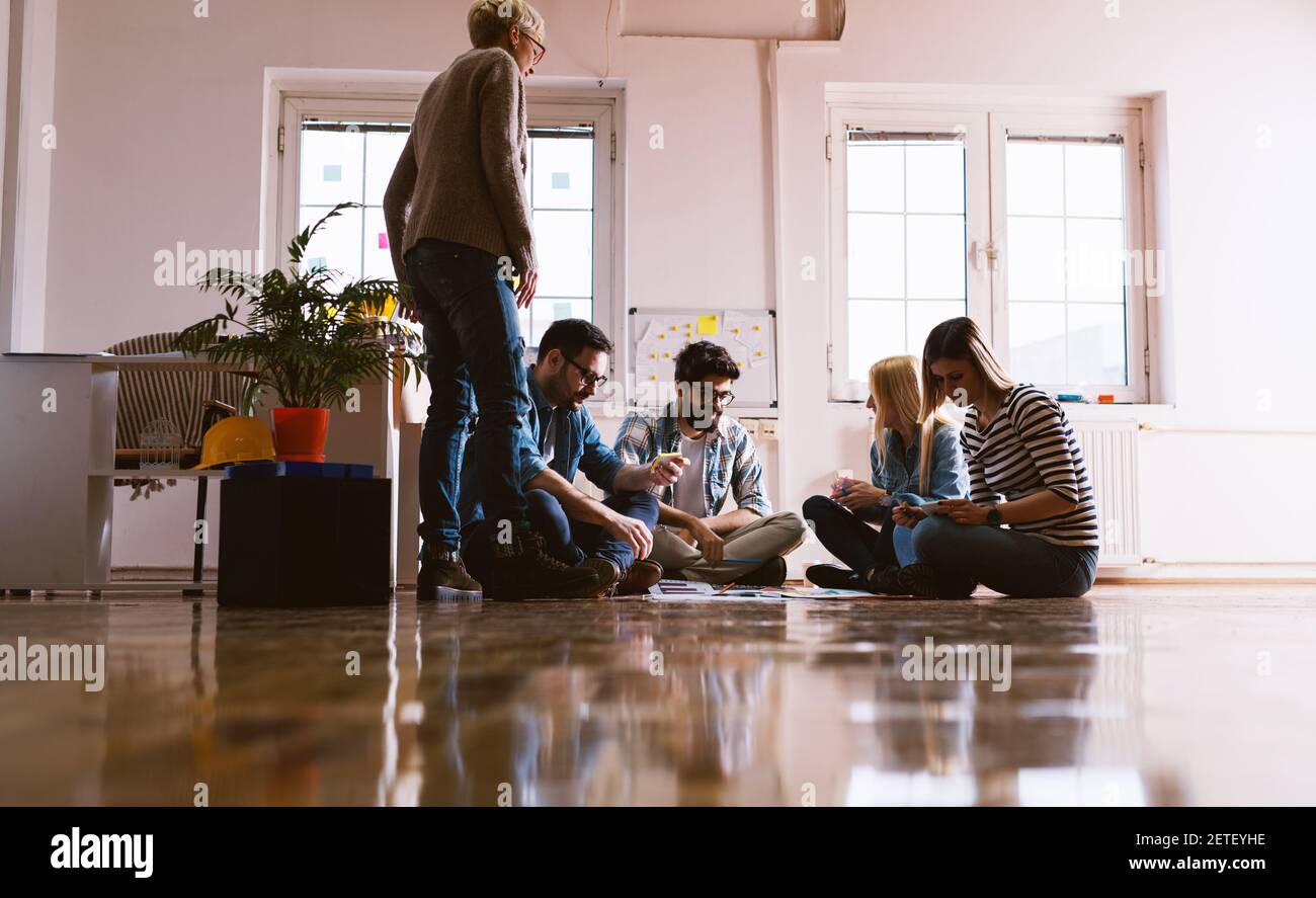 Team building exercise hi-res stock photography and images - Alamy