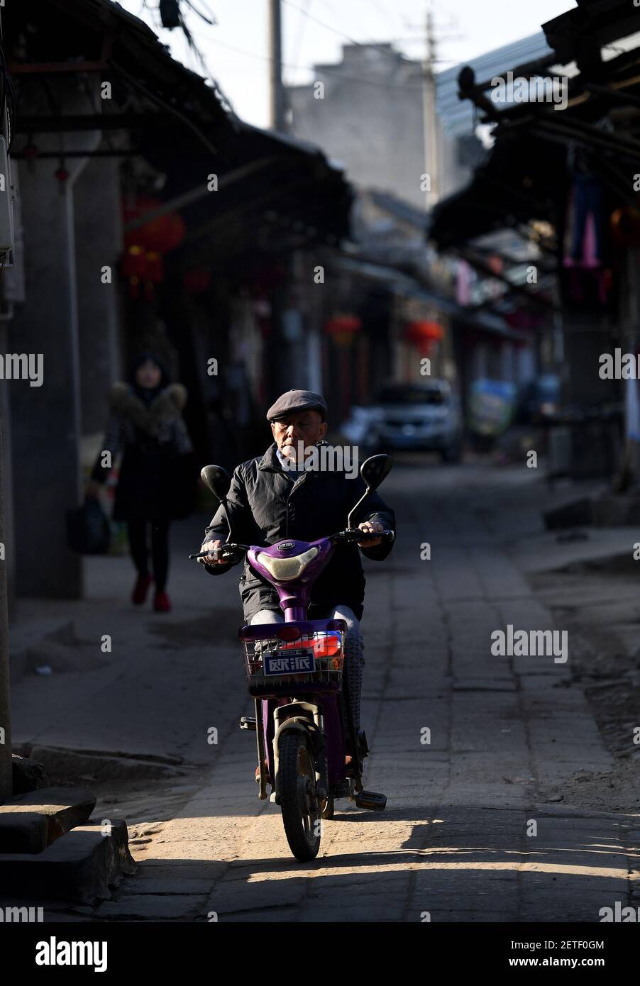 (170214) -- LIU'AN, Feb. 14, 2017 (Xinhua) -- A villagers rides home on ...