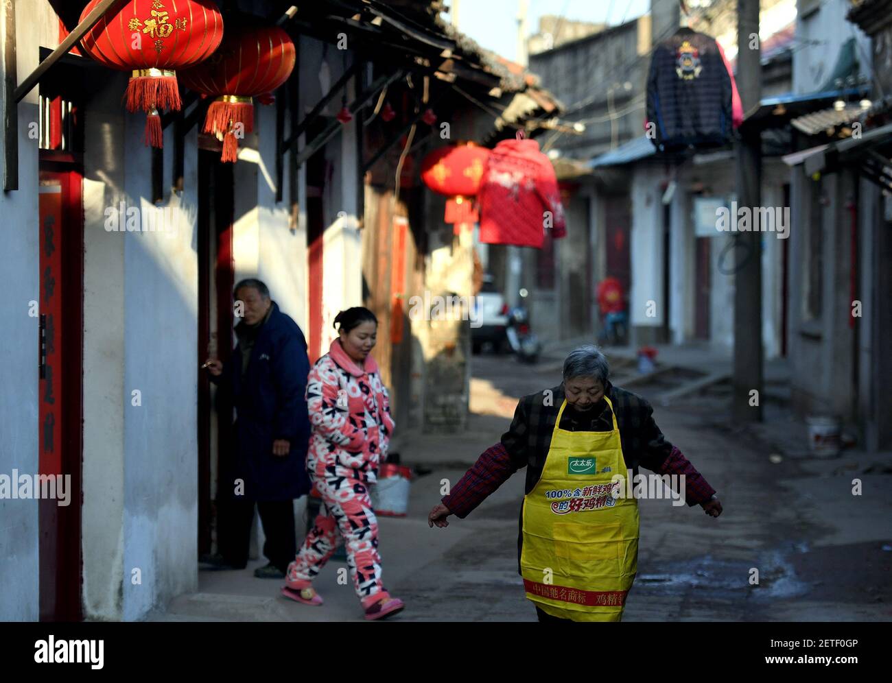 (170214) -- LIU'AN, Feb. 14, 2017 (Xinhua) -- Villagers walk on the ...