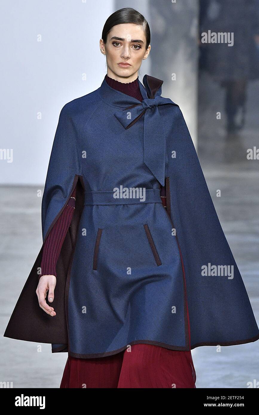 Model Amanda Googe walks on the runway during the Carolina Herrera ...