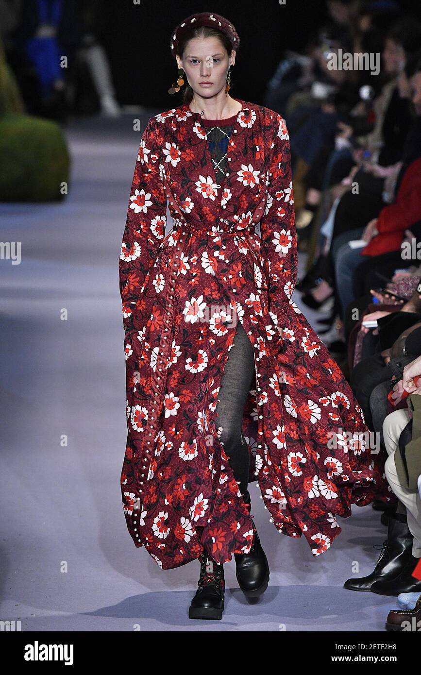 Model Angel Rutledge walks on the runway during the Altuzarra Fashion ...