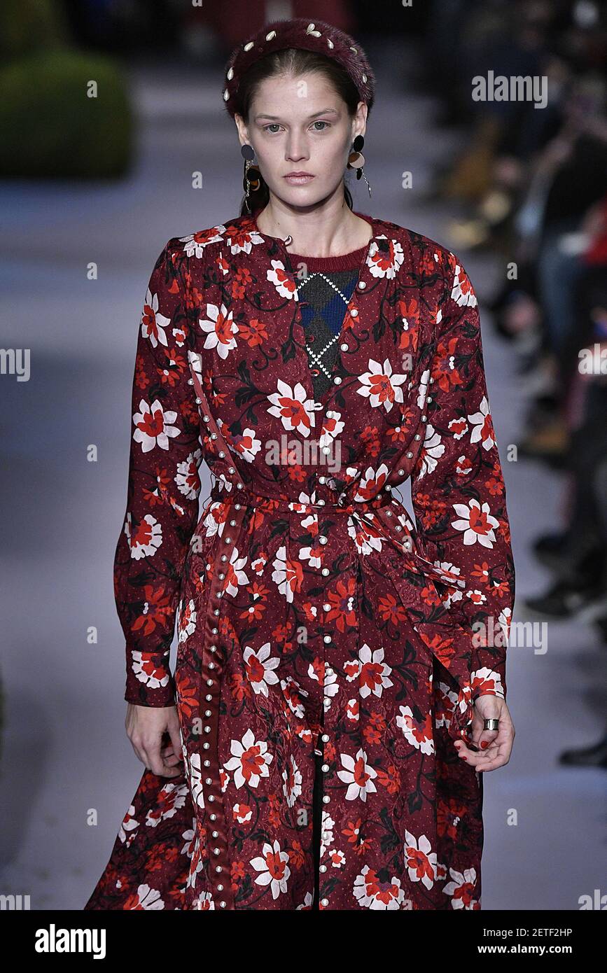 Model Angel Rutledge walks on the runway during the Altuzarra Fashion ...